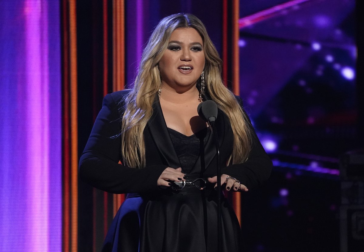 Kelly Clarkson Spars With Ex Manager Over Boob Job Advice In Fiery Vegas Moment Celebrity Storm