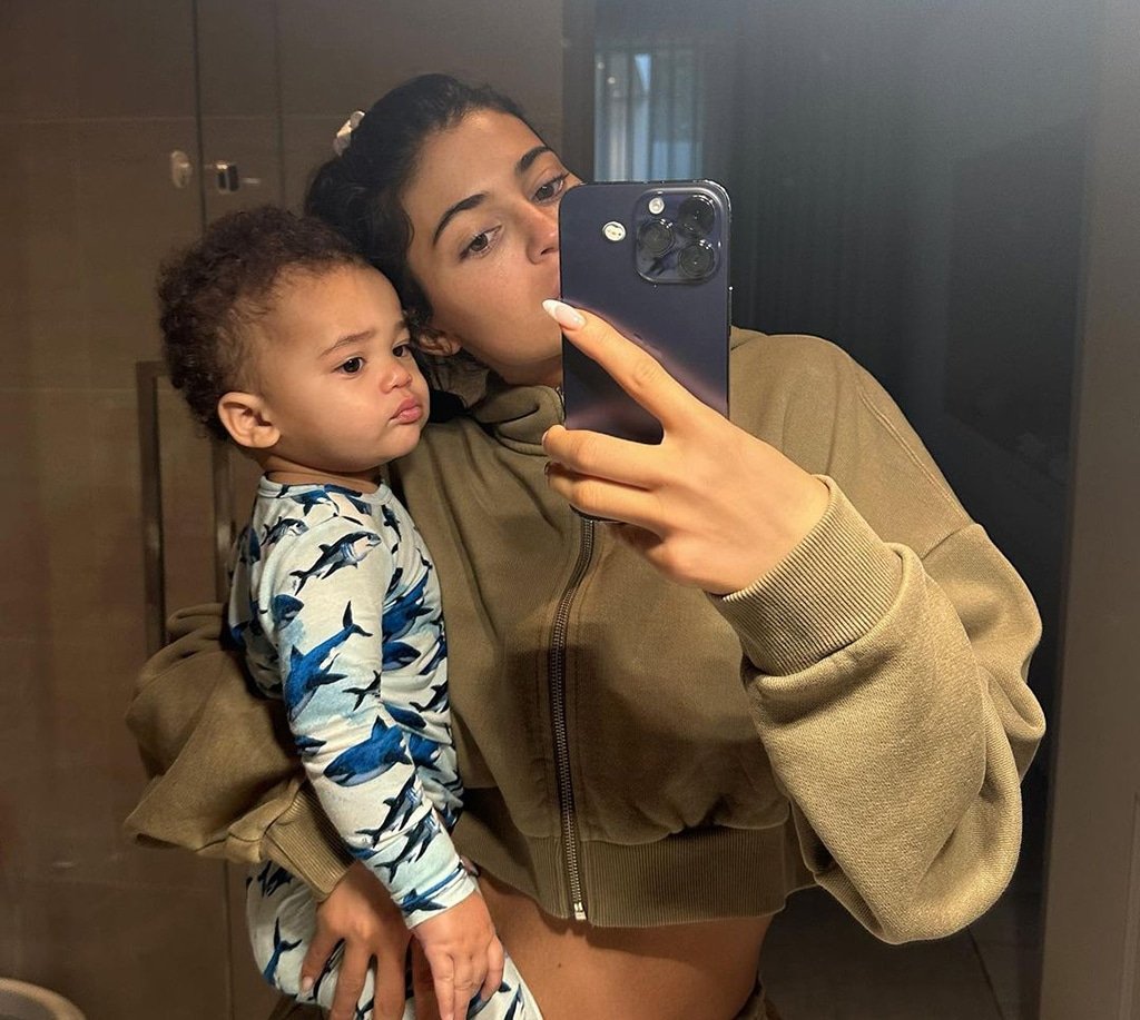 Kylie Jenner Dares With Just a Sheet in Bold Instagram Post - Celebrity ...
