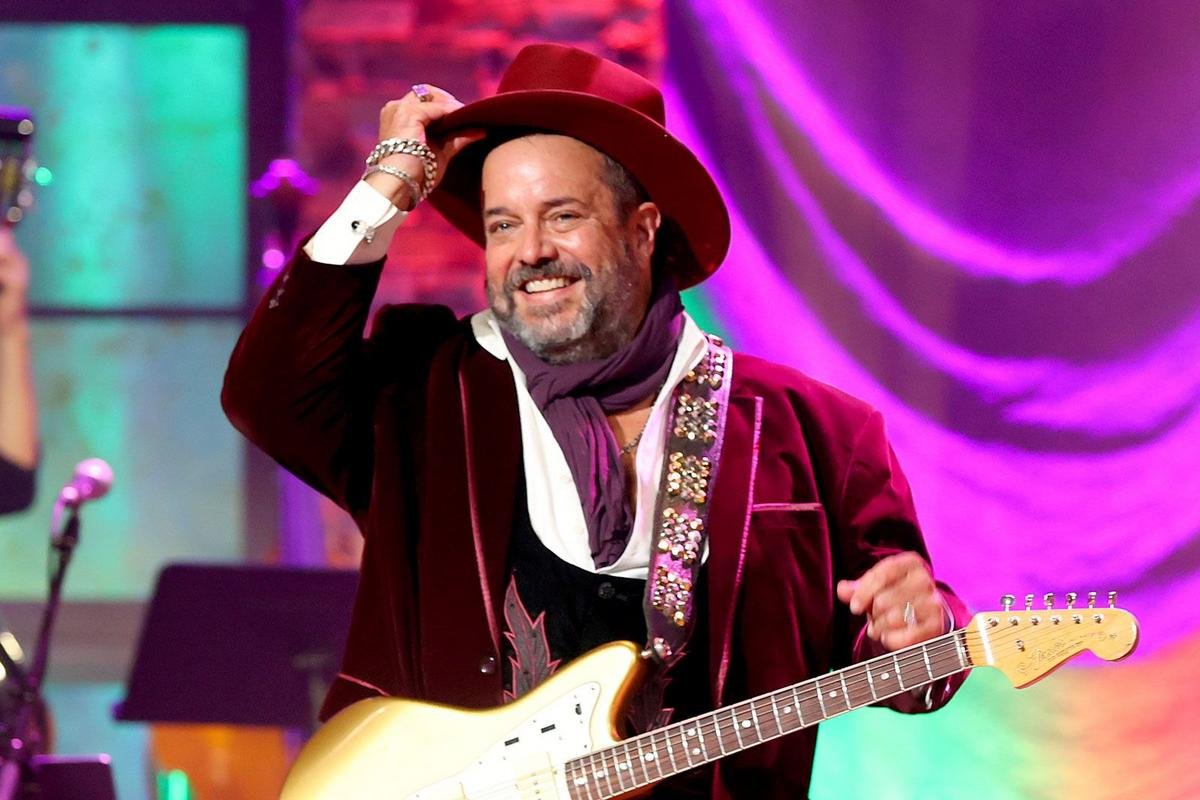 Mavericks Frontman Raul Malo Dies at 60 After Cancer Battle - Celebrity ...