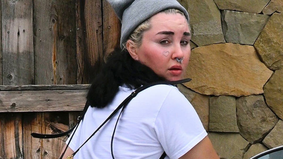 Amanda Bynes Steals a Smoky Moment with Zachary in LA - Celebrity Storm