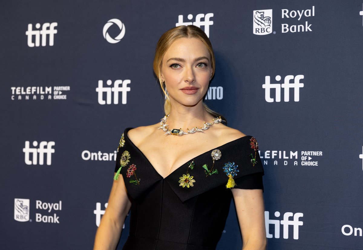 Amanda Seyfried Shines at Critics Choice as Thomas Sadoski Praises Her ...