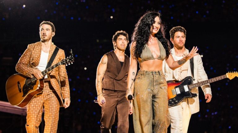 Exes Kyle Richards and Mauricio Umansky Spark Warm Reunion at Starry ...