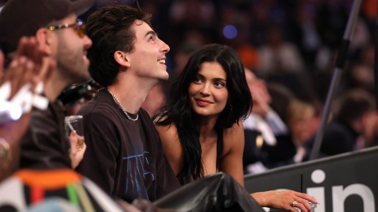 Hailee Steinfeld Shines at Globes as Bills Win Sparks Splashback ...