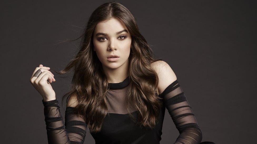 Hailee Steinfeld Shines at Globes While Josh Allen Quietly cheers From ...