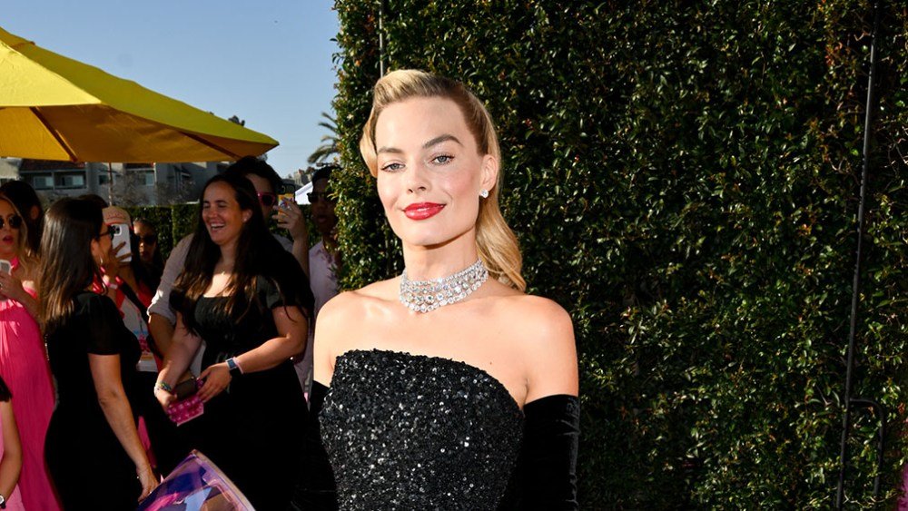 Paris Fashion Week Shock: Margot Robbie Debuts Wavy Lob Look ...